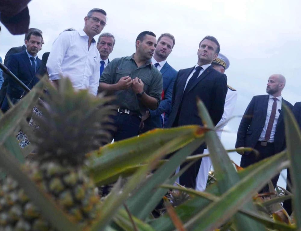 Emmanuel Macron en brousse - La Voix du Caillou