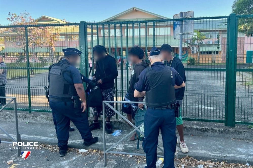La police toujours présente devant les établissements - La Voix du Caillou